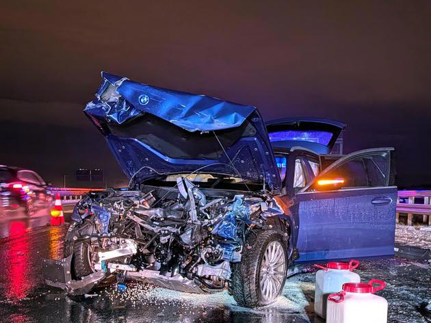 Nicht zu glauben: Fahrer verliert auf glatter Straße die Kontrolle ...
