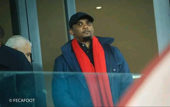 Cameroun : Une maison de couture confectionne la fameuse écharpe rouge ...