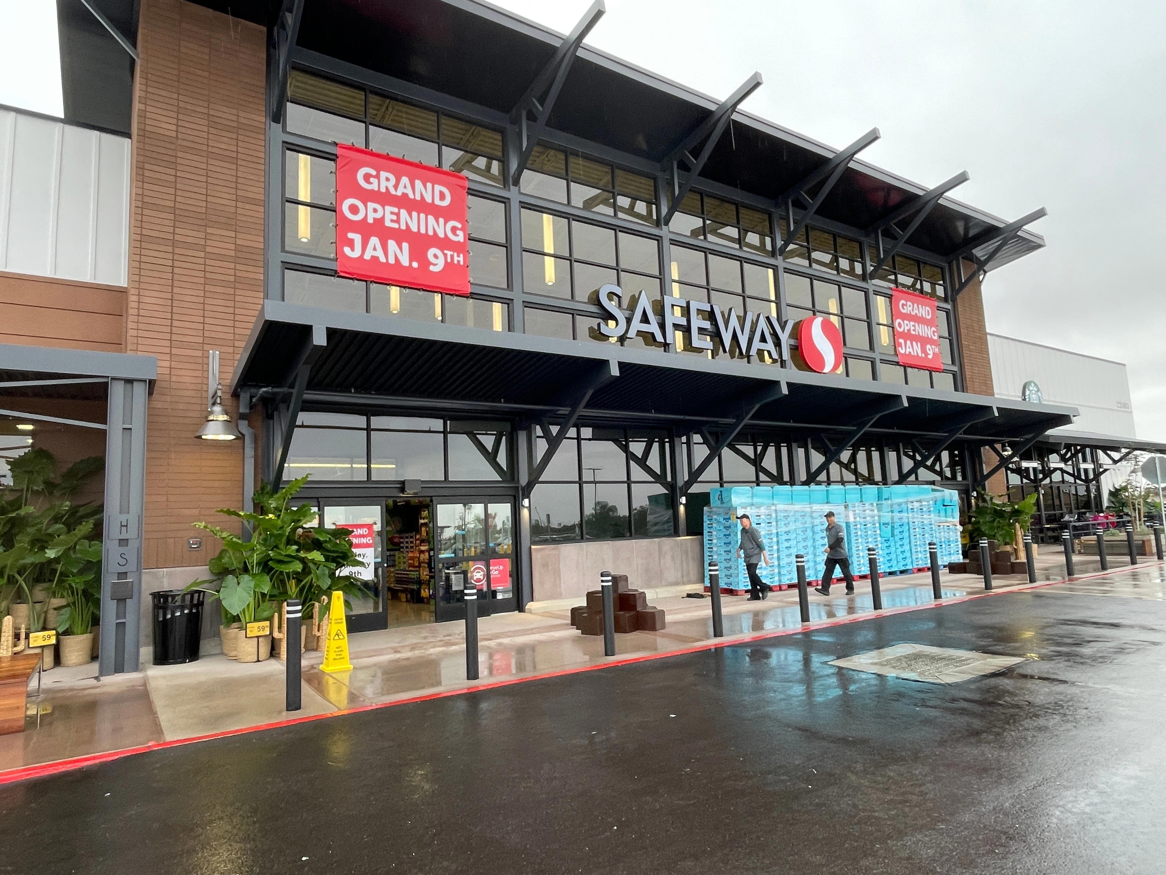 A new Safeway grocery store opens its doors in metro Phoenix