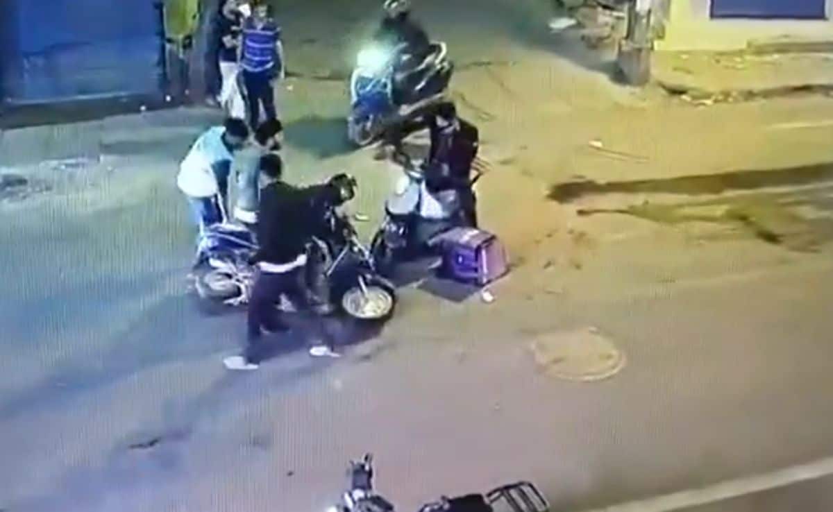 On camera: 2 men on scooter assault Zepto rider in Bengaluru after ...