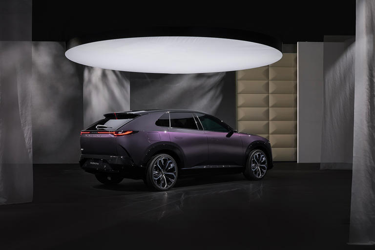 Hier is de nieuwe Mazda CX-6e, de elektrische SUV die als ...
