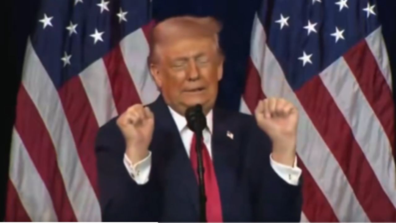 Donald Trump imita una sollevatrice di pesi trans e provoca imbarazzo ...