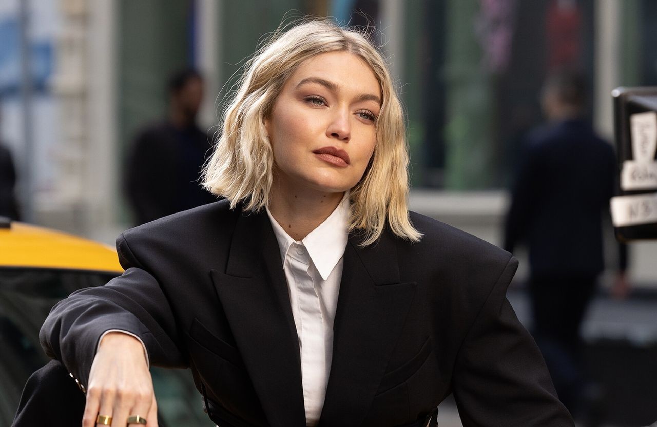 Coupe au carré et coloration noire : Gigi Hadid apparaît totalement ...