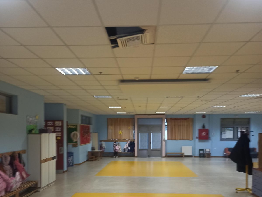 Περιστέρι: Έπεσε τμήμα οροφής στο 11ο Νηπιαγωγείο (εικόνες)