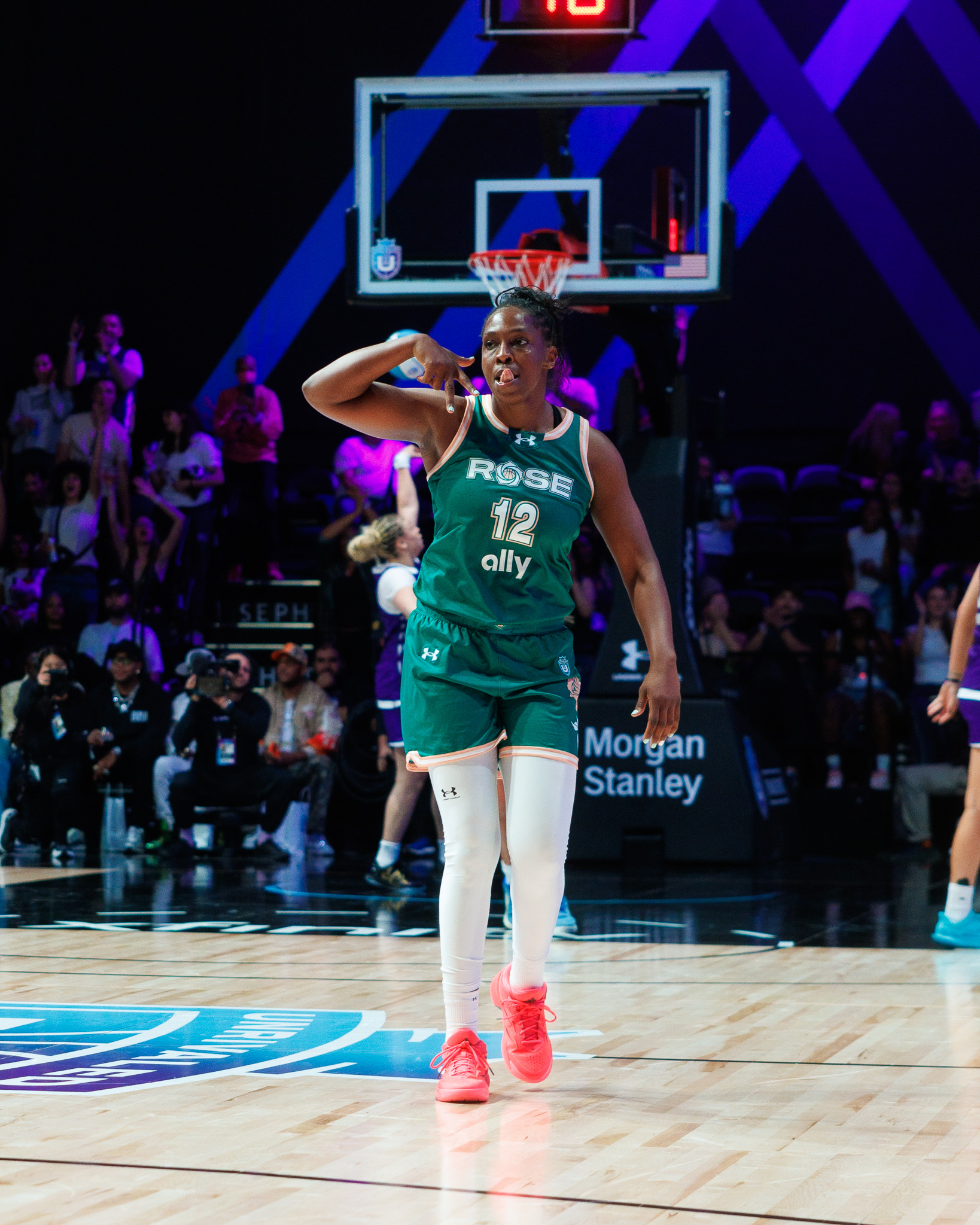 Can Chelsea Gray keep Rose rolling against Vinyl as Unrivaled action ...