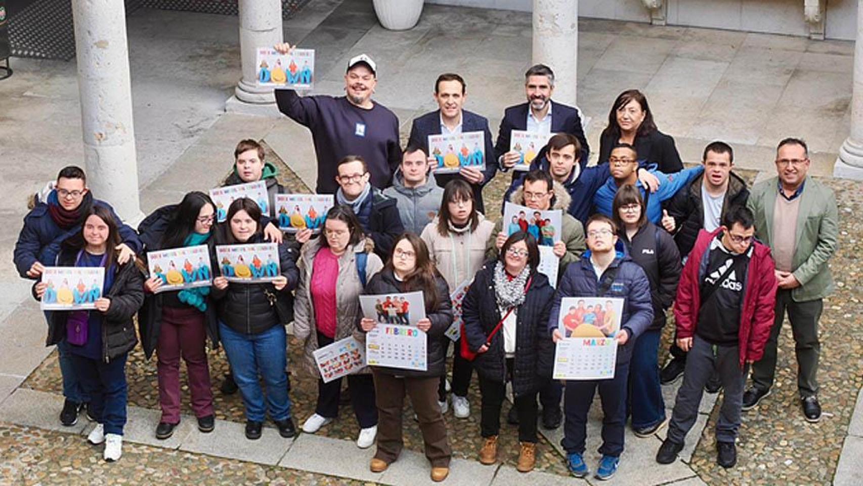 Un nuevo calendario solidario con mil colores: 53 niños, jóvenes y ...