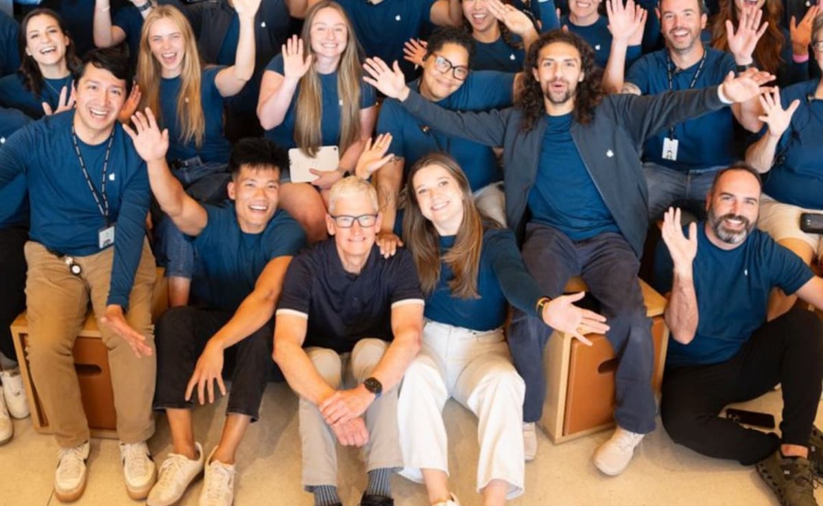 Apple CEO Tim Cook की सैलरी आई सामने, 1 साल की कमाई जानकर उड़ जाएंगे होश