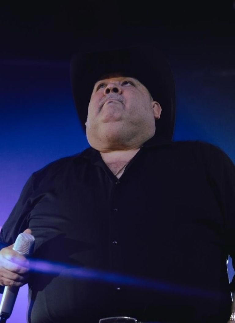 El Coyote reaparece tras la muerte de su hermana; le da el último adiós ...