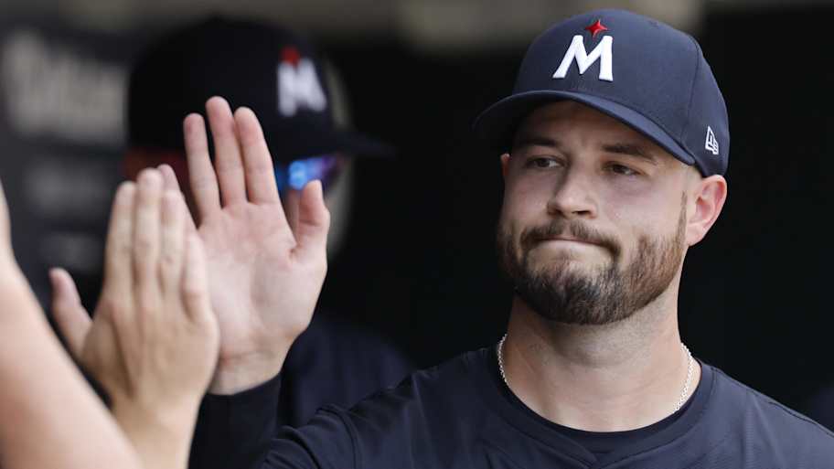 Diamondbacks reportedly sign former Twins pitcher