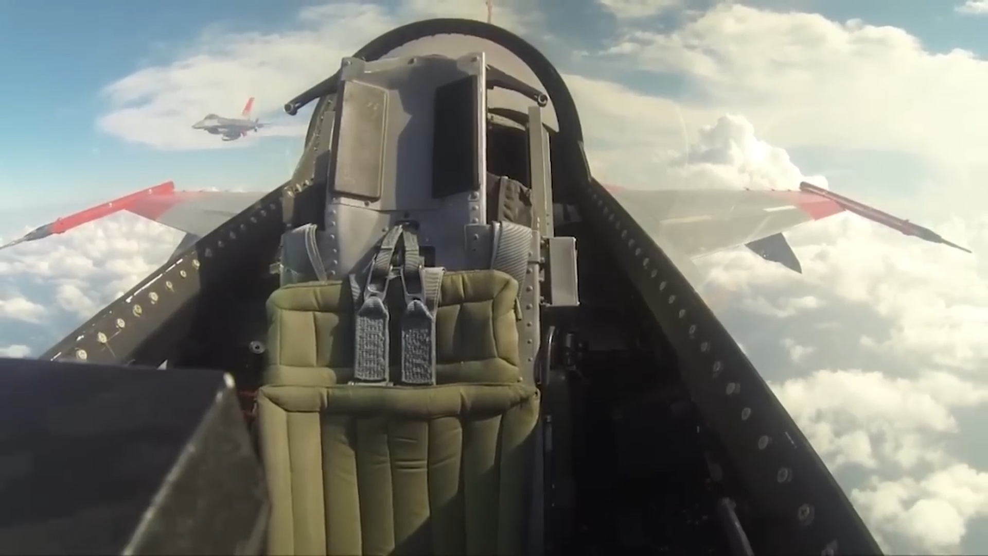 Pilot steps out of F-16 and lets it fly alone | Historic unmanned ...