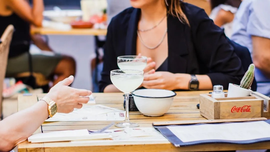 Hostesses immediately notice these 5 things when you ask for a table