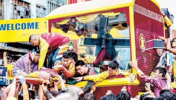 Photojournalist covering Nazarene procession dies