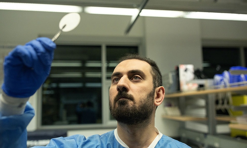 Dual-layer shield against microplastic contamination