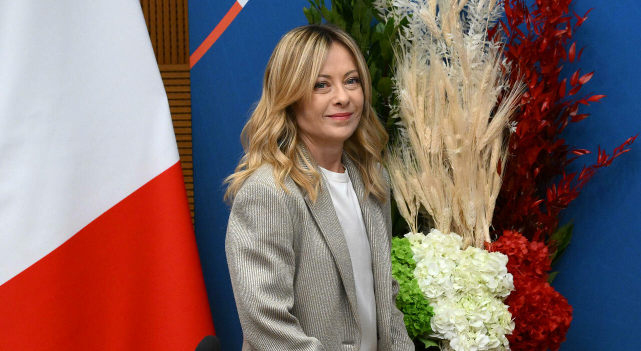 Giorgia Meloni, il look: la giacca chiara con sotto una t-shirt e l ...