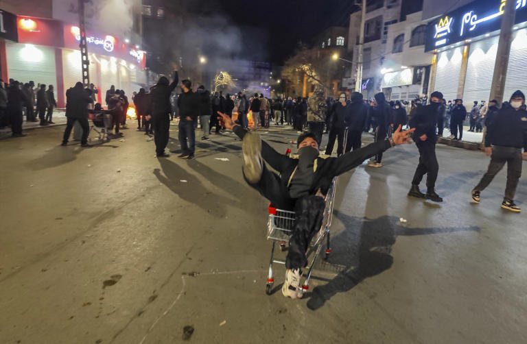 Tehran's prosecutor says protesters burning gov't buildings will face ...