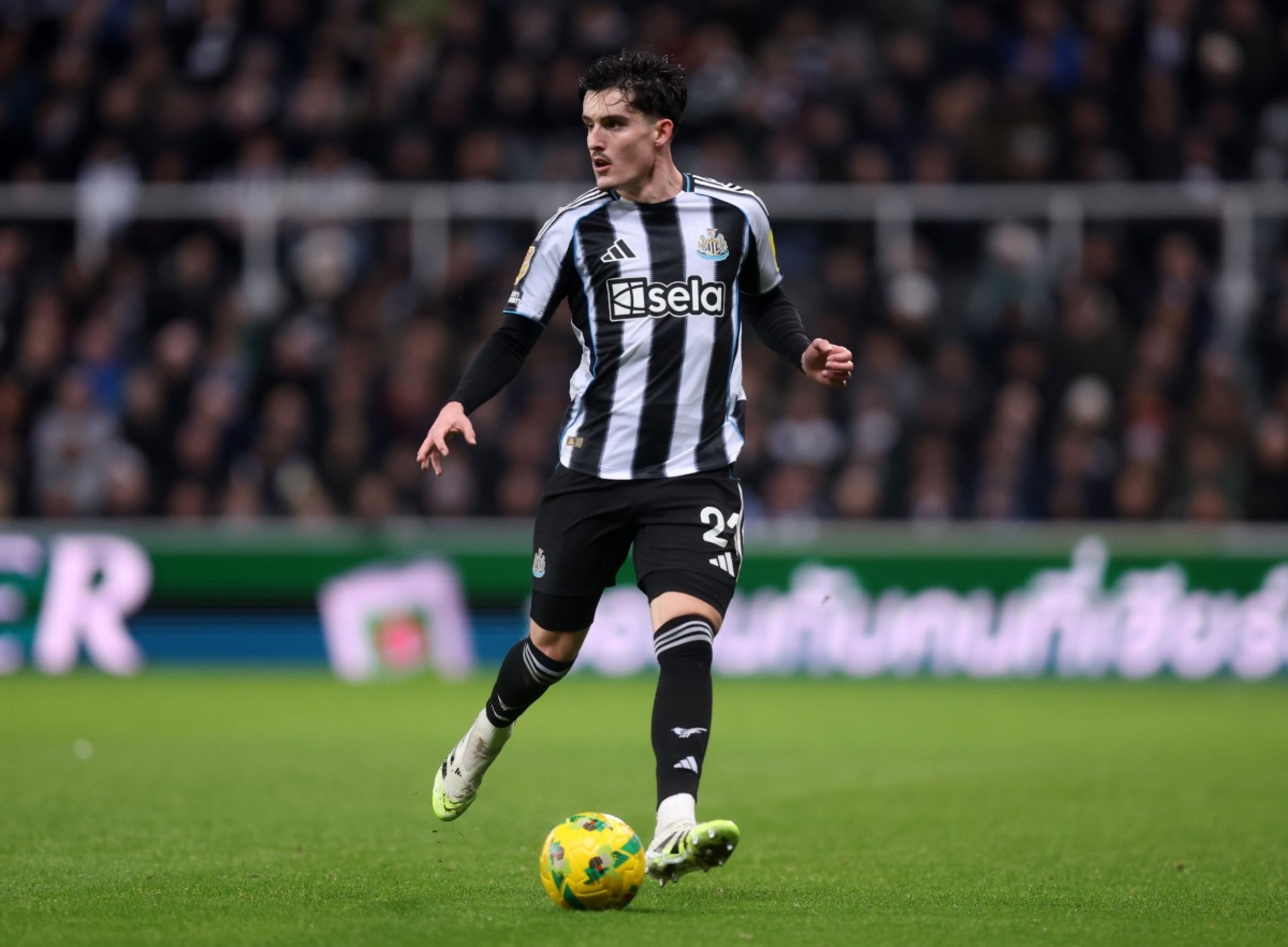 Report: Man City target 23-year-old as long-term right-back solution