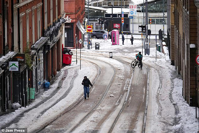 'Panic buying' hits supermarkets in Storm Goretti with Asda shelves ...