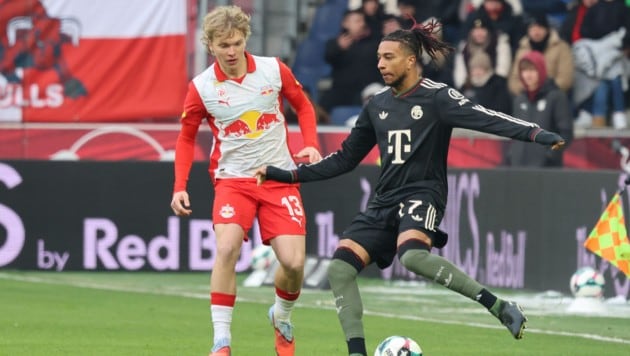 Bullen-Betreuer Junuzovic auf den Arm genommen