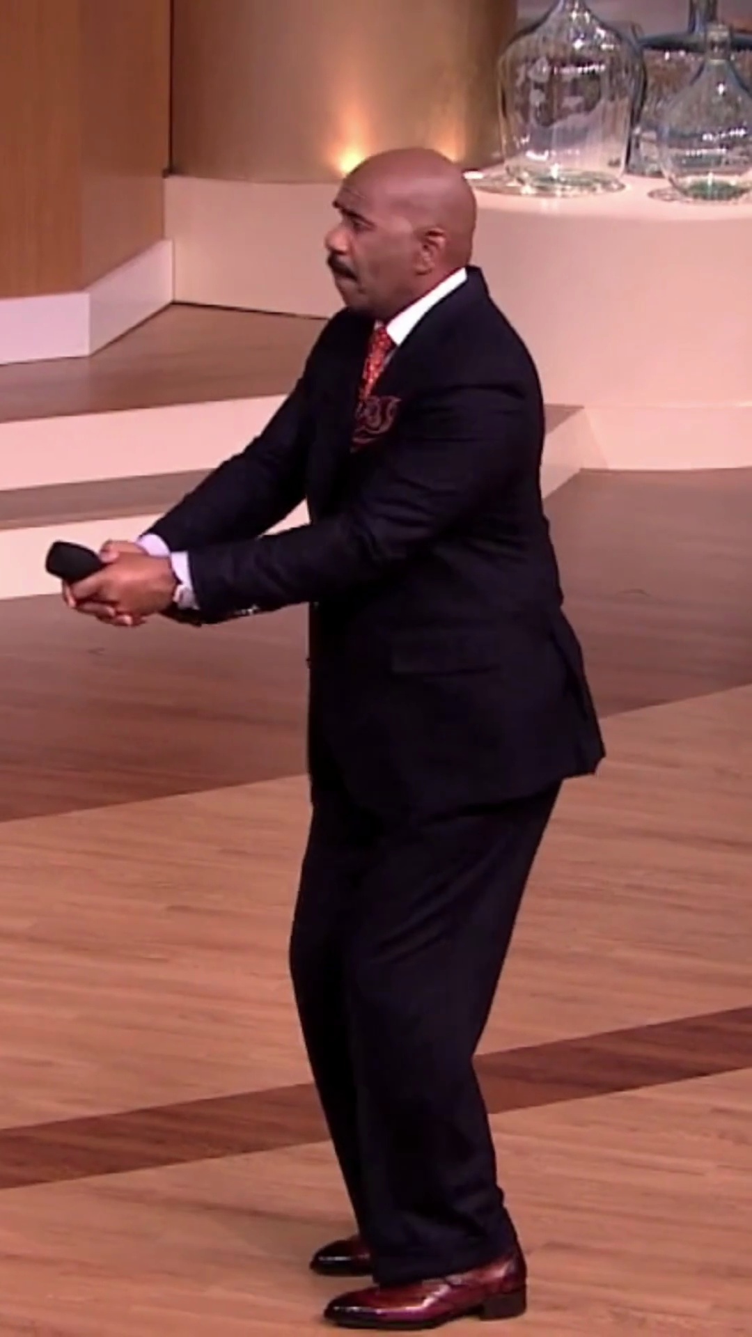 Steve Harvey puts his twerking skills to the test