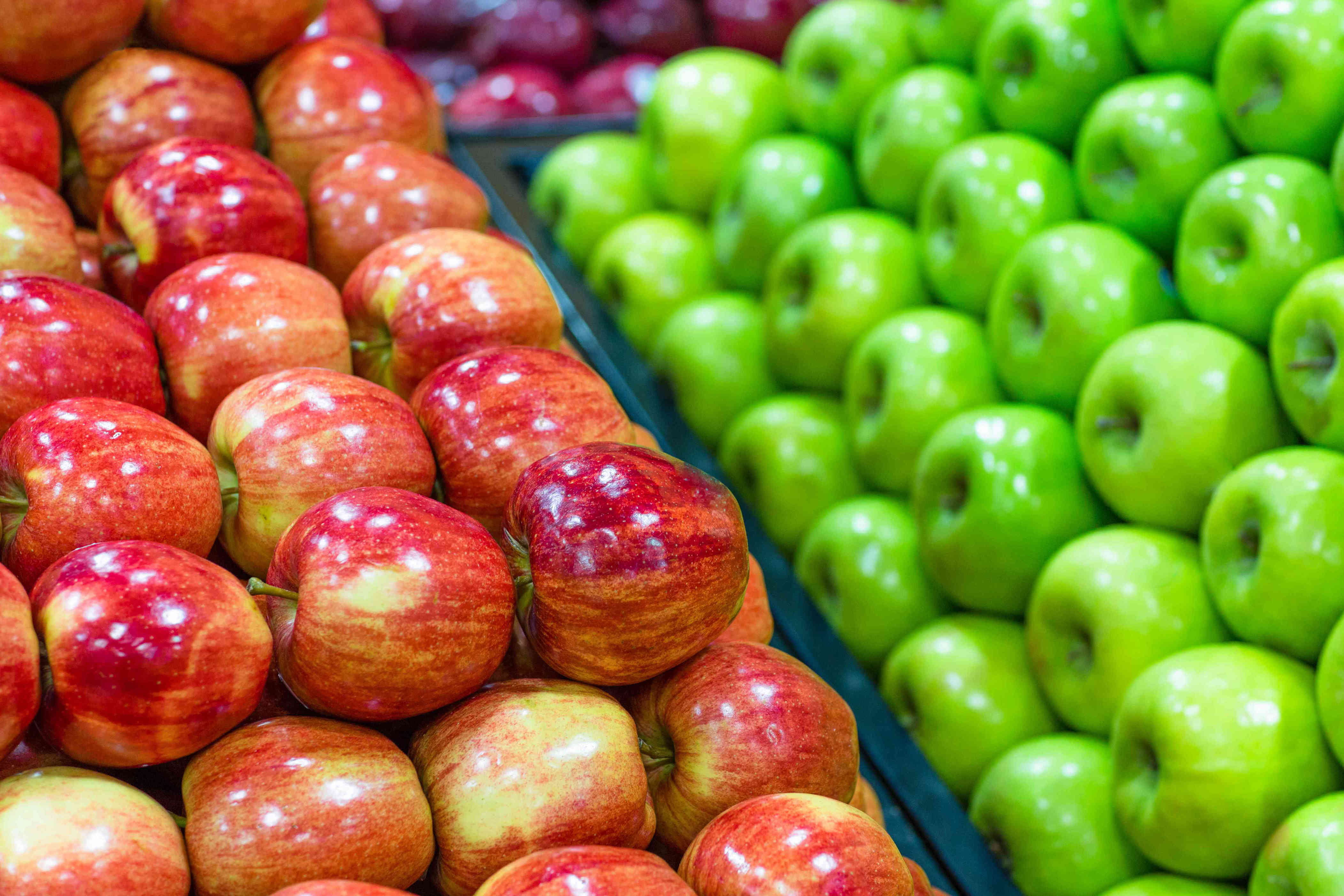 How to wash apples to remove dirt and pesticides, according to an expert