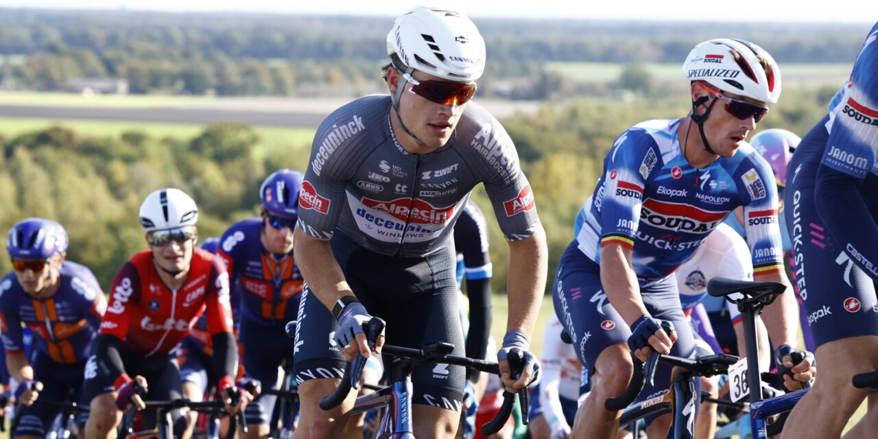 Alpecin-sprinter Jensen Plowright sneller dan Sam Welsford in ...