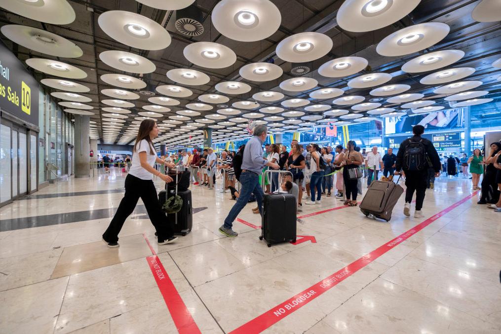 Llegan a la terminal T4 del aeropuerto de Barajas los cinco presos ...