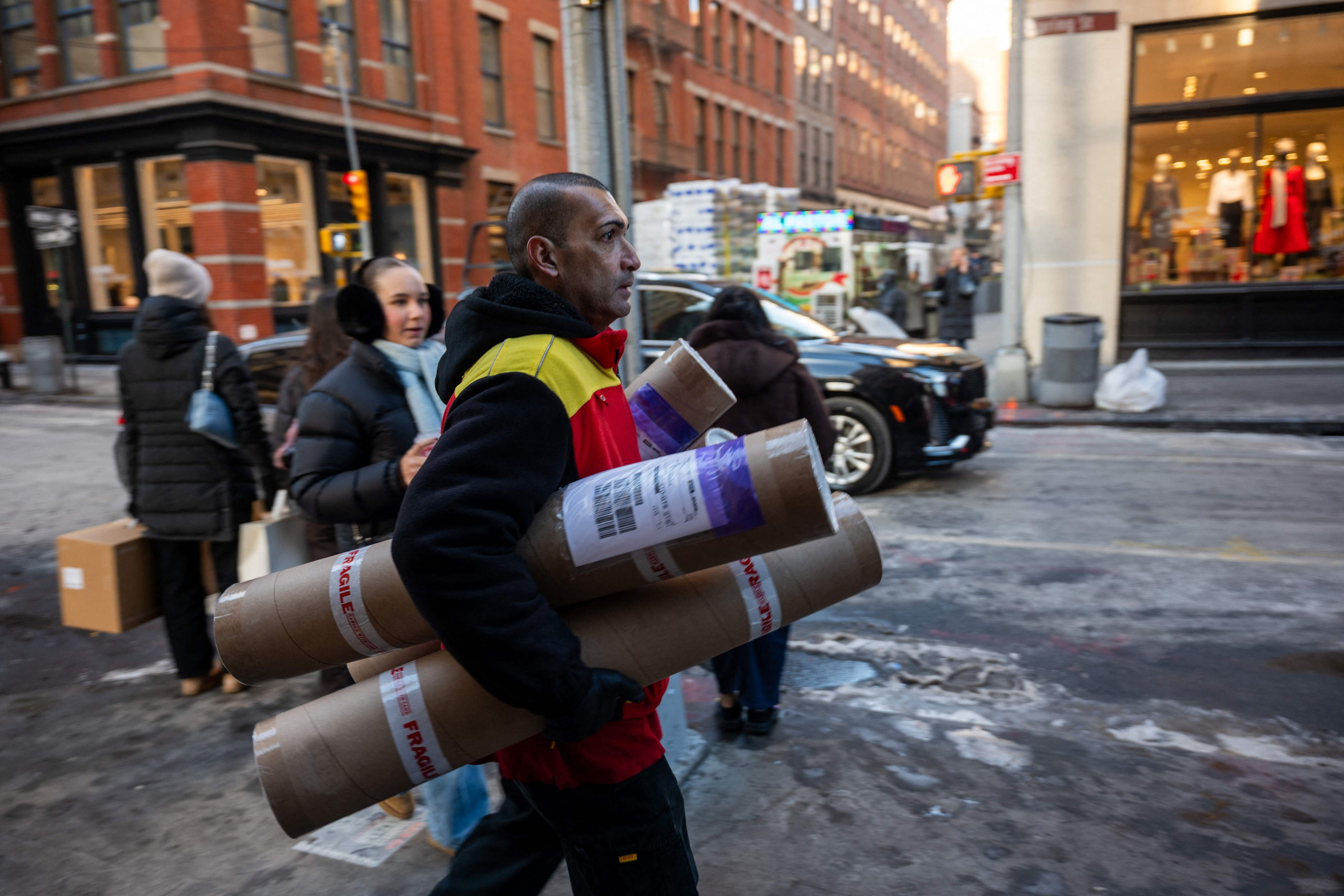 Mixed US employment data complicates Federal Reserve's rate decisions