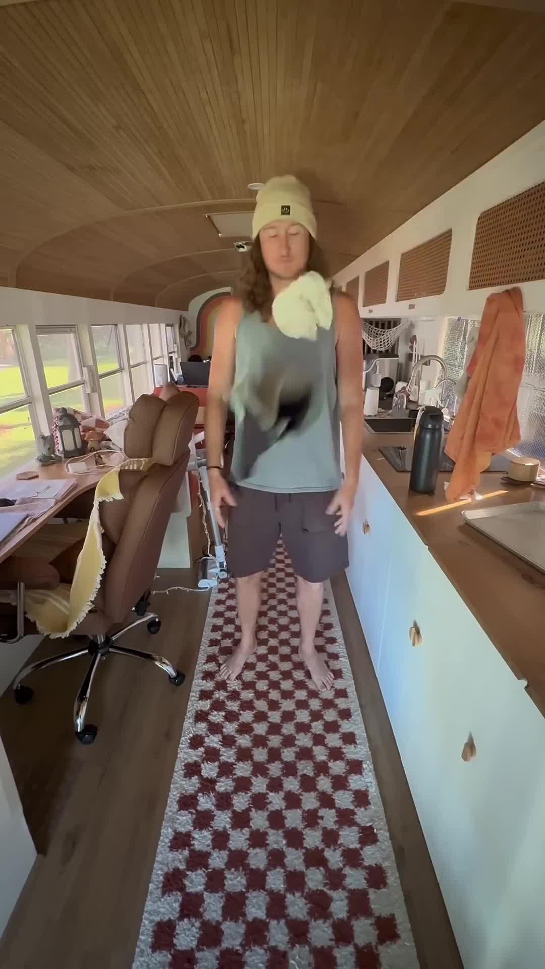 Morning routine living in a bus 🚌 #dayinmylife #vlog #grwm #buslife # ...