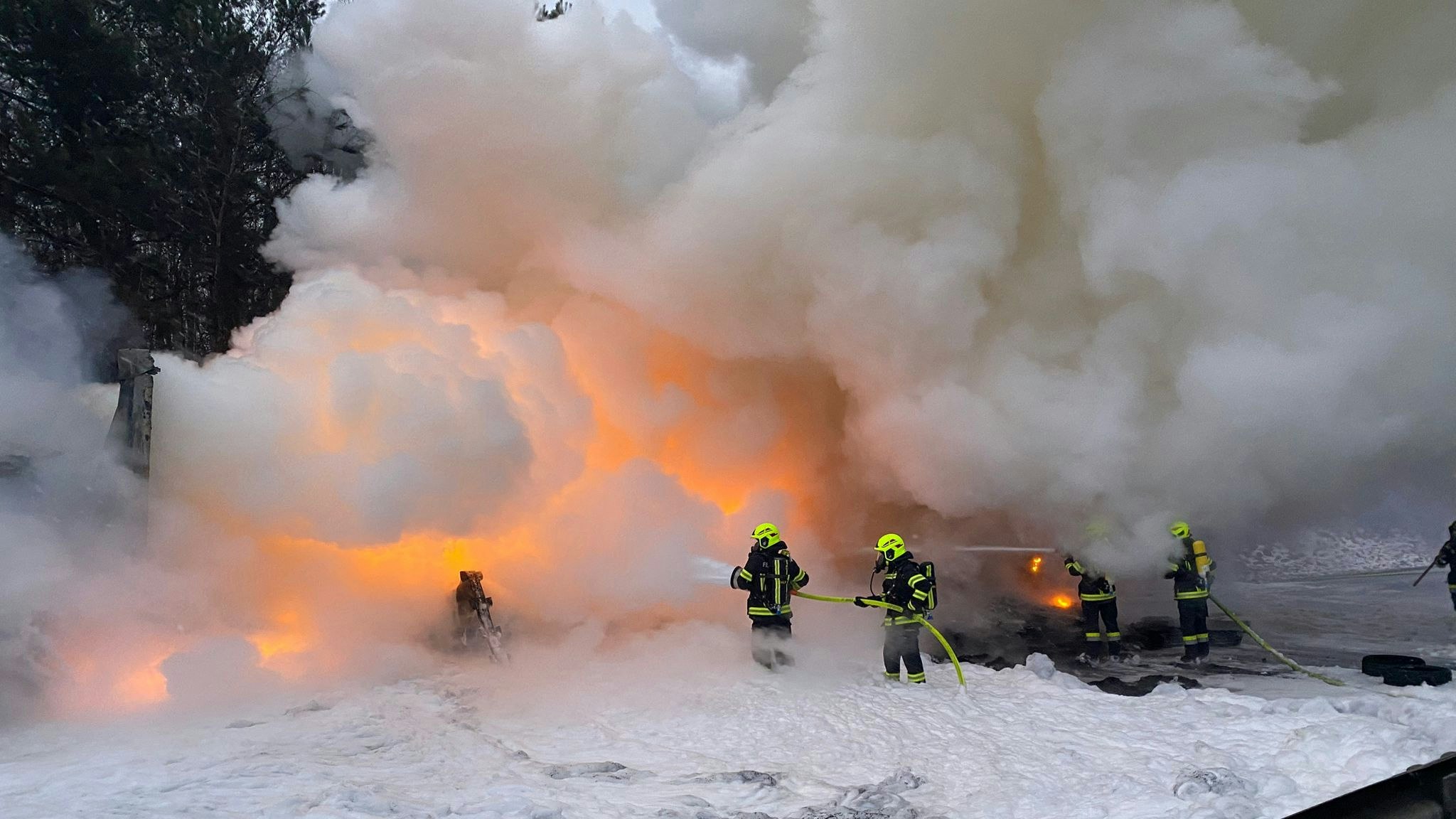 Lösch-Einsatz der Feuerwehr Alland bei Lkw-Brand am 8.1.2026 auf A21 ...