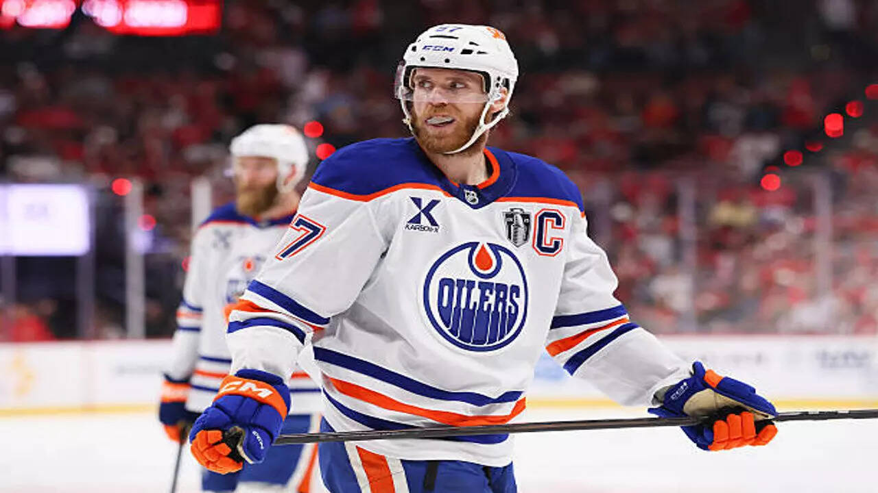 Connor McDavid records goal and assist in 17-game point run, leading ...