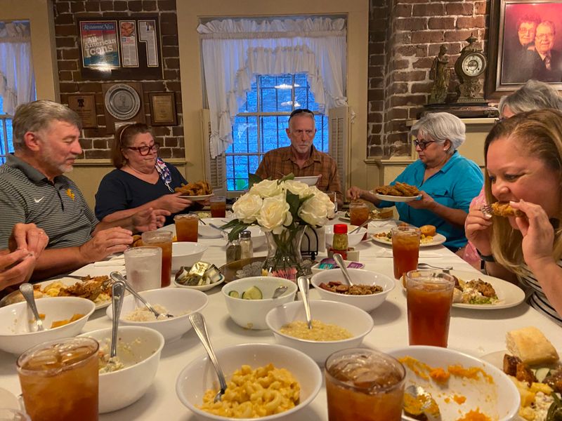 The fried chicken plate in Georgia visitors remember long after the trip