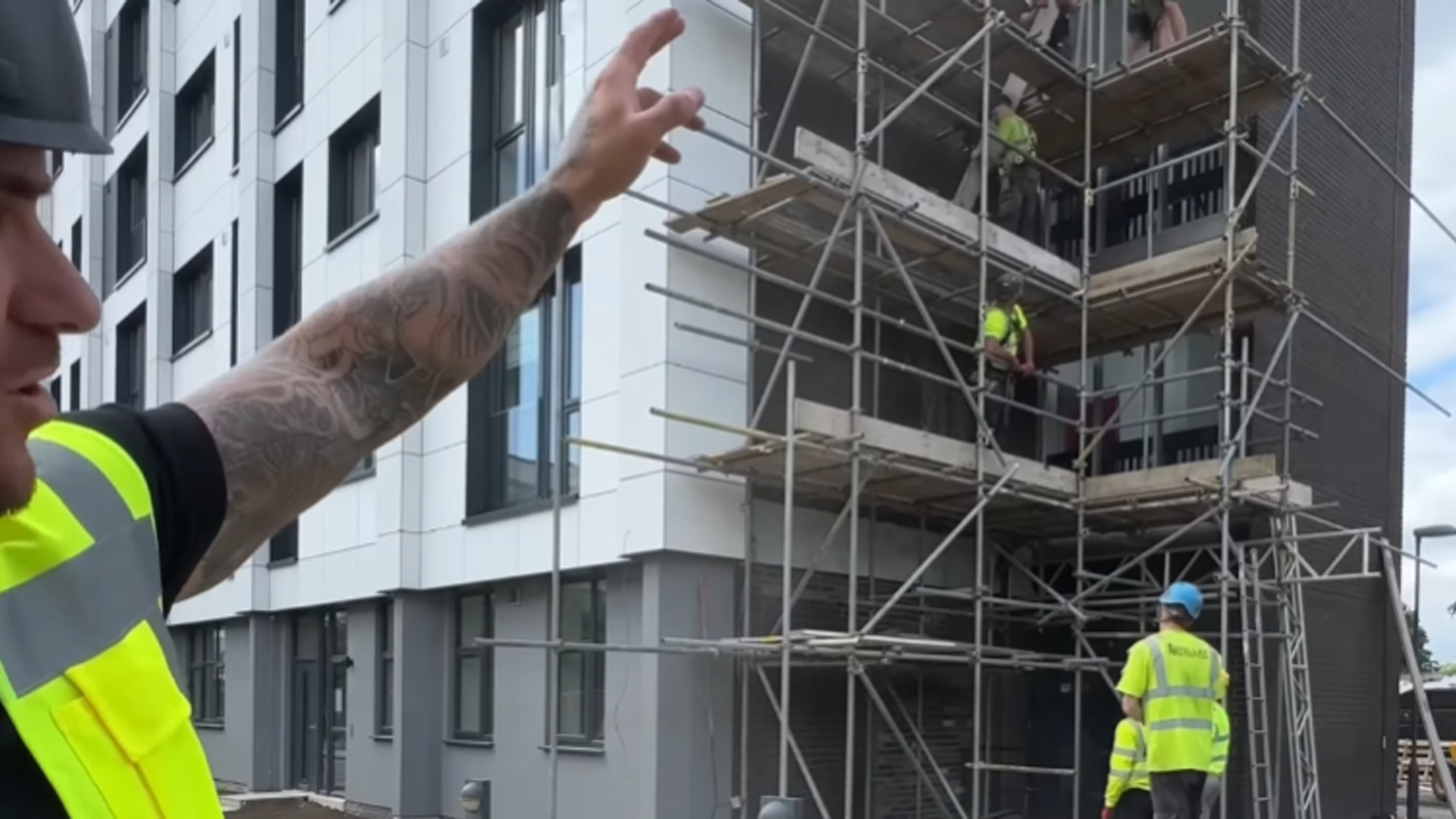 Putting Up Big Scaffolding on an Appartment Complex With Broken Gear