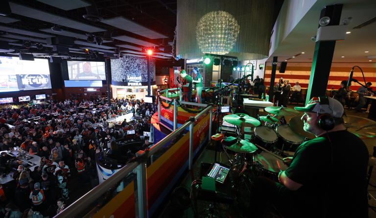 Flyers’ first Phish night had DIY Gritty costumes, Phish trivia, and ...