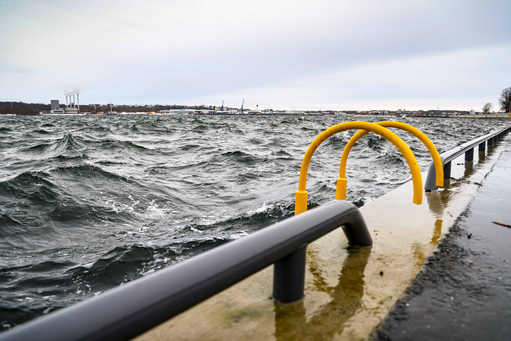 Der Wasserstand der Ostsee in Kiel, Eckernförde und Ostholstein am 06. ...