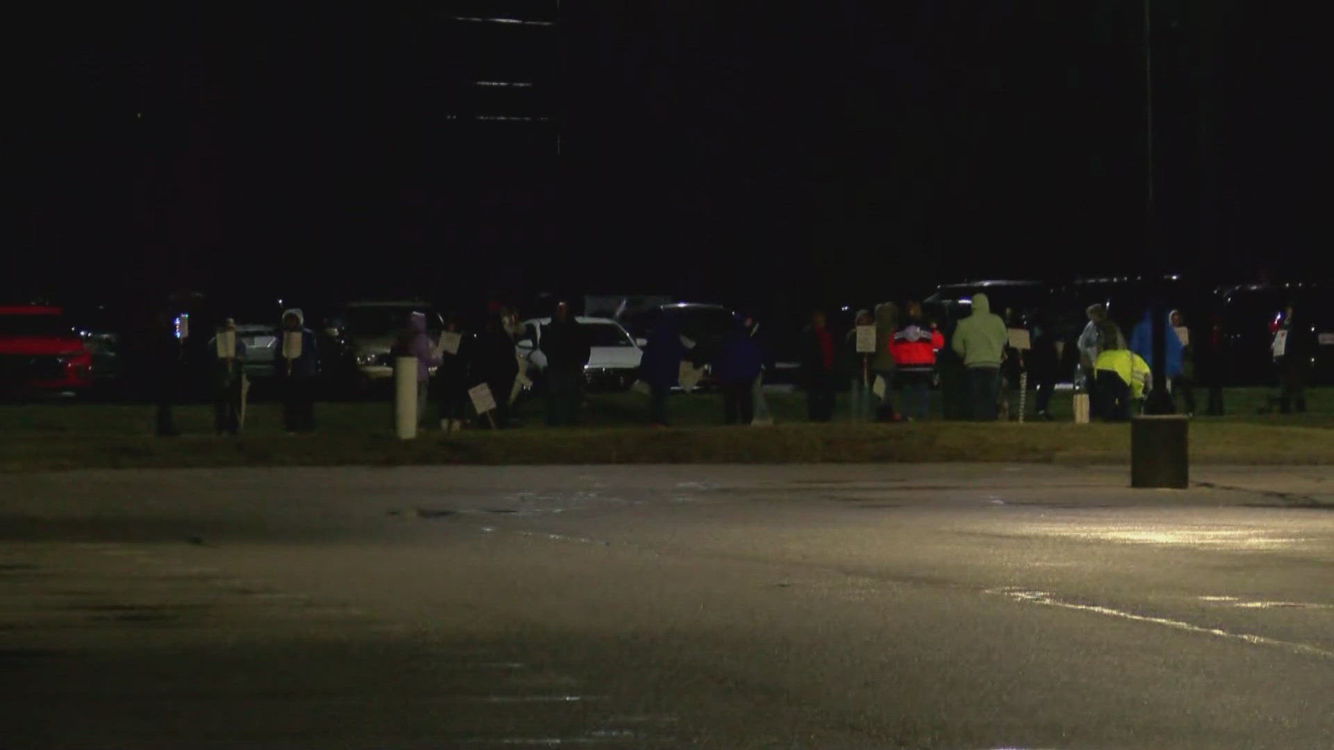 Day 3 of Springfield schools support staff strike: Workers picket ...