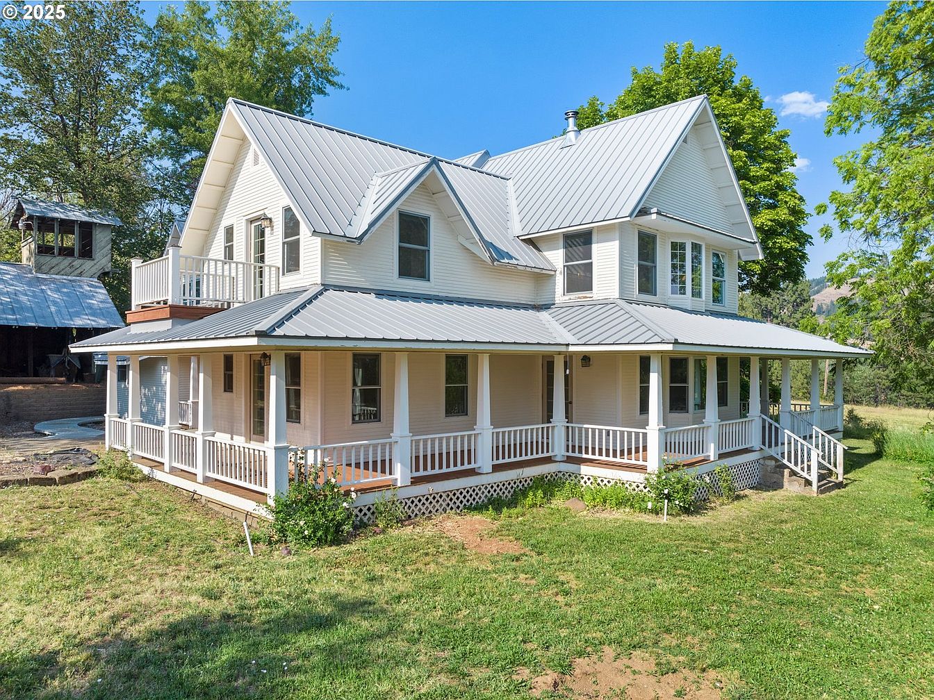 Exquisite 1910 mountain retreat in Halfway, Oregon, featuring a wrap ...