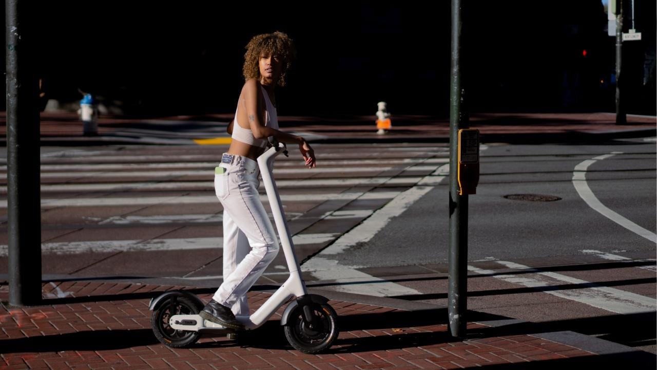 É permitido atravessar uma passadeira de trotinete, bicicleta ou mota ...