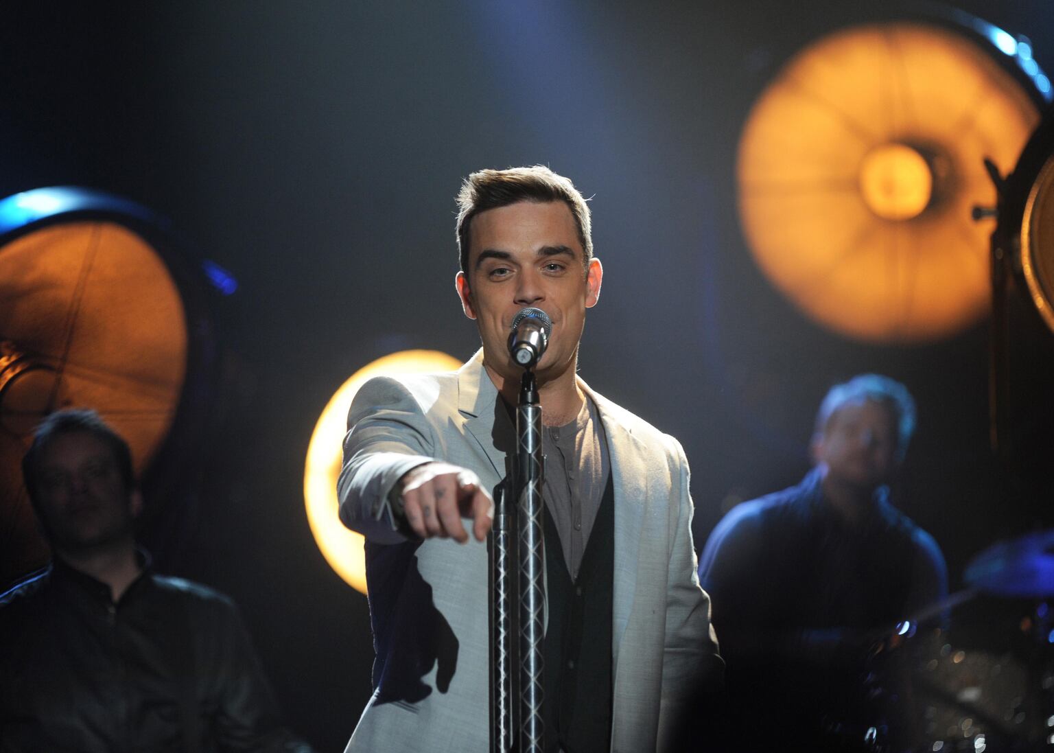 Robbie Williams says daughter Teddy is 'so desperate' to follow in his ...