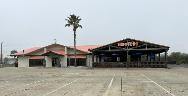 Hooters in Destin is closed