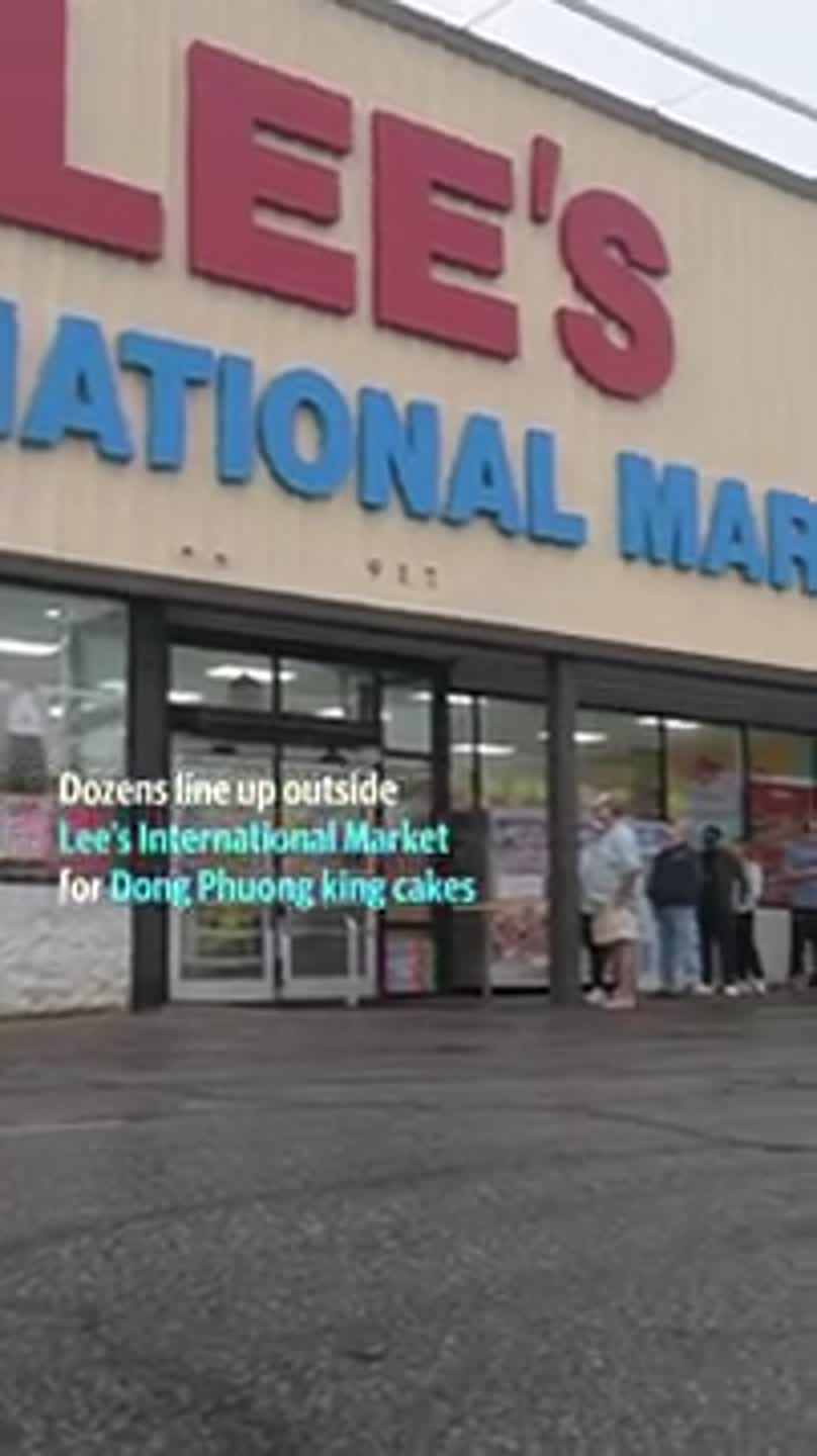 Dozens line up outside Lee's International Market for Dong Phuong king ...