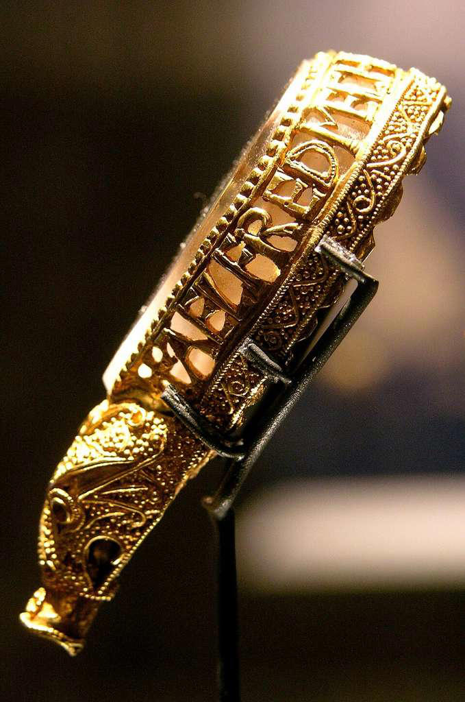 Ce bijou exceptionnel retrouvé par hasard appartenait au premier roi d ...