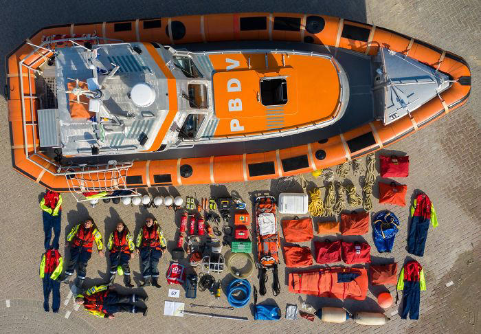 30 pics of emergency services from all over the world posing with their ...