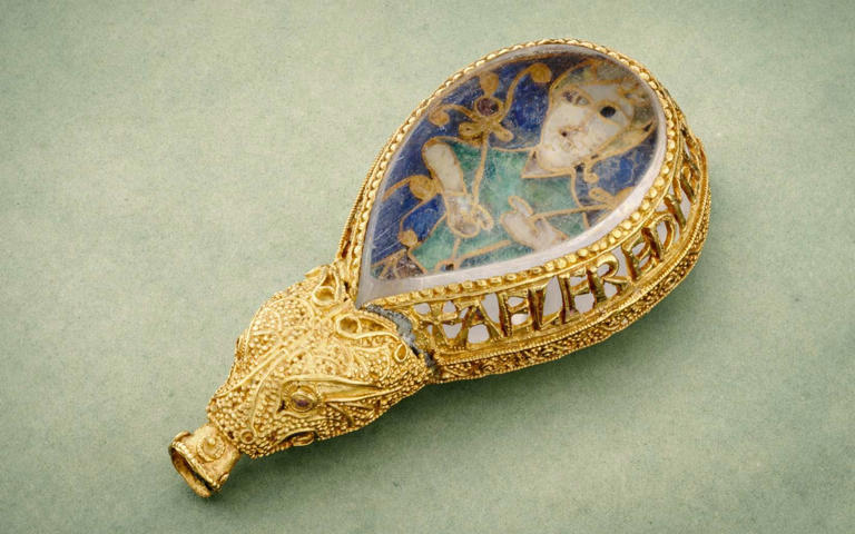 Ce bijou exceptionnel retrouvé par hasard appartenait au premier roi d ...