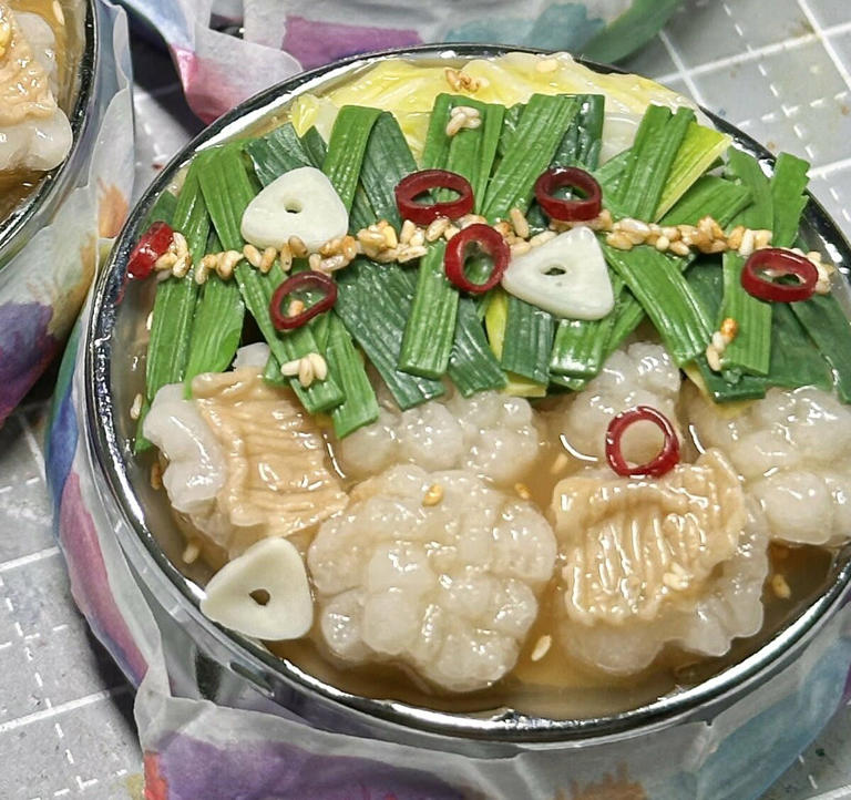 おいしそうな「ホルモン鍋の正体」に思わず目を疑う 「胡麻が良いアクセント」