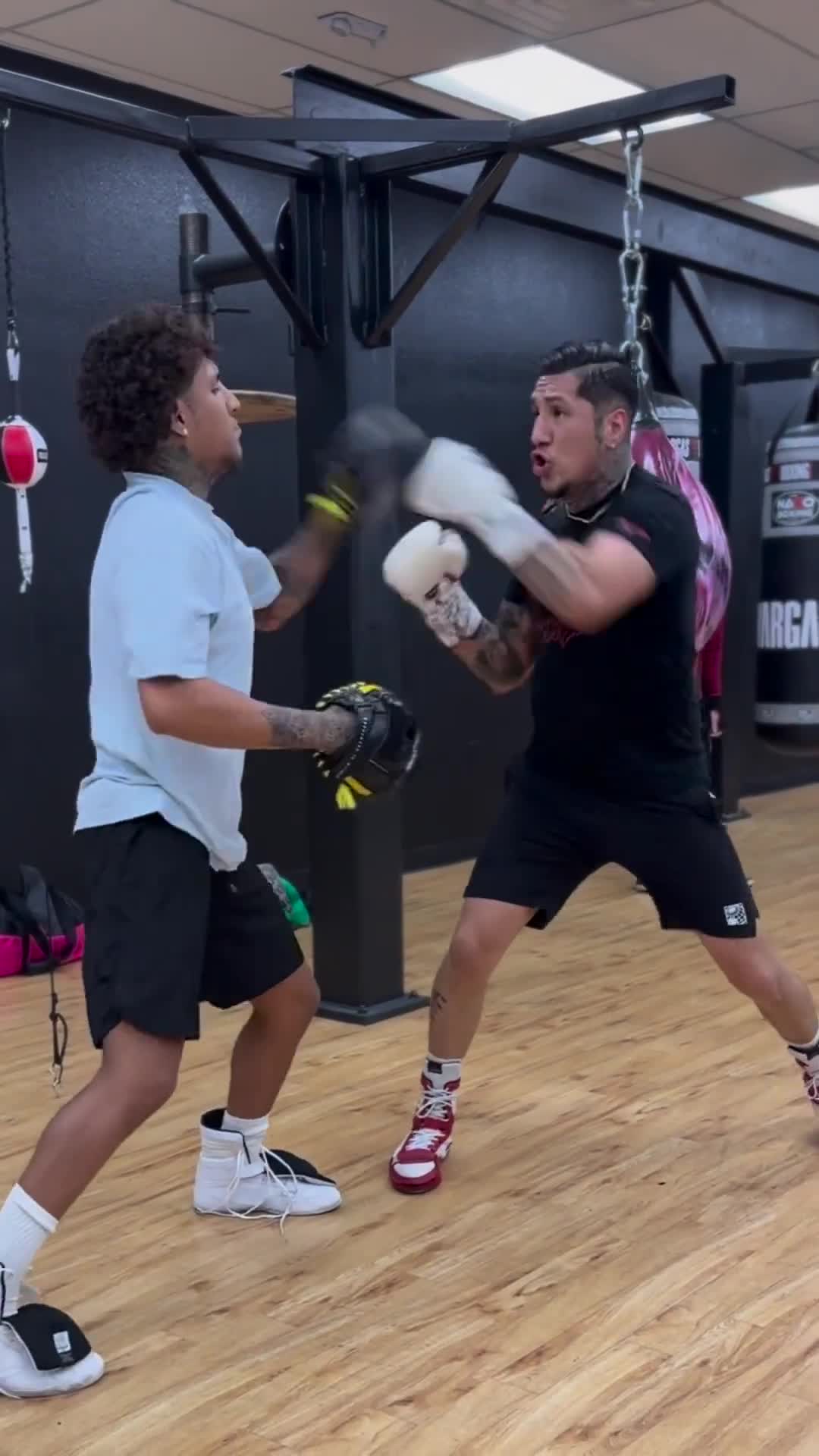 Fernando Vargas Jr unleashes a barrage of punches during focus mitts ...