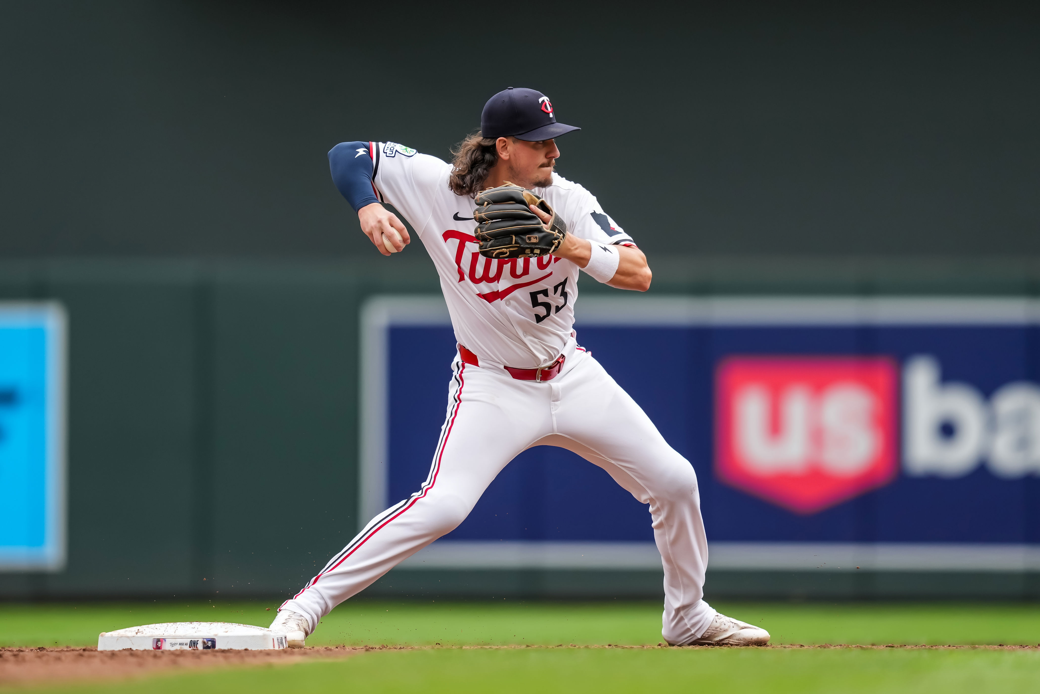 Dodgers claim Ryan Fitzgerald off waivers from Twins