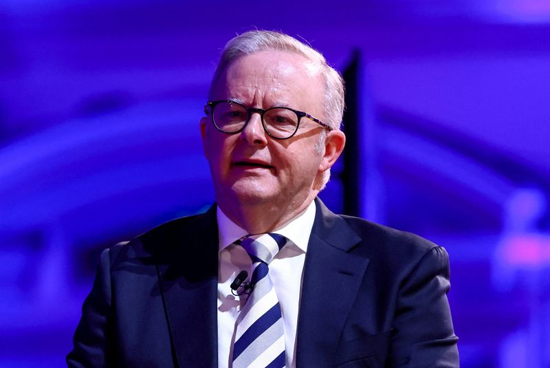 Australian bushfires raze homes, cut power to tens of thousands