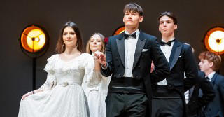 Studniówka XI LO w Bydgoszczy. Był tort z logo liceum, fotobudka i dużo ...