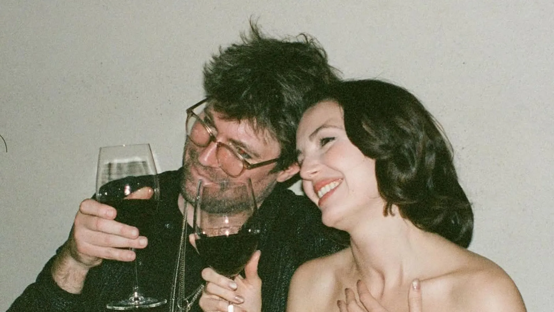 Ella Hunt, estrela de "Dickinson", casa-se com pianista Doveman