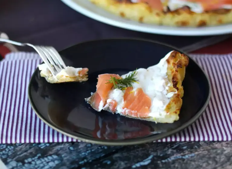 Tarte au saumon fumé avec une base de pommes de terre